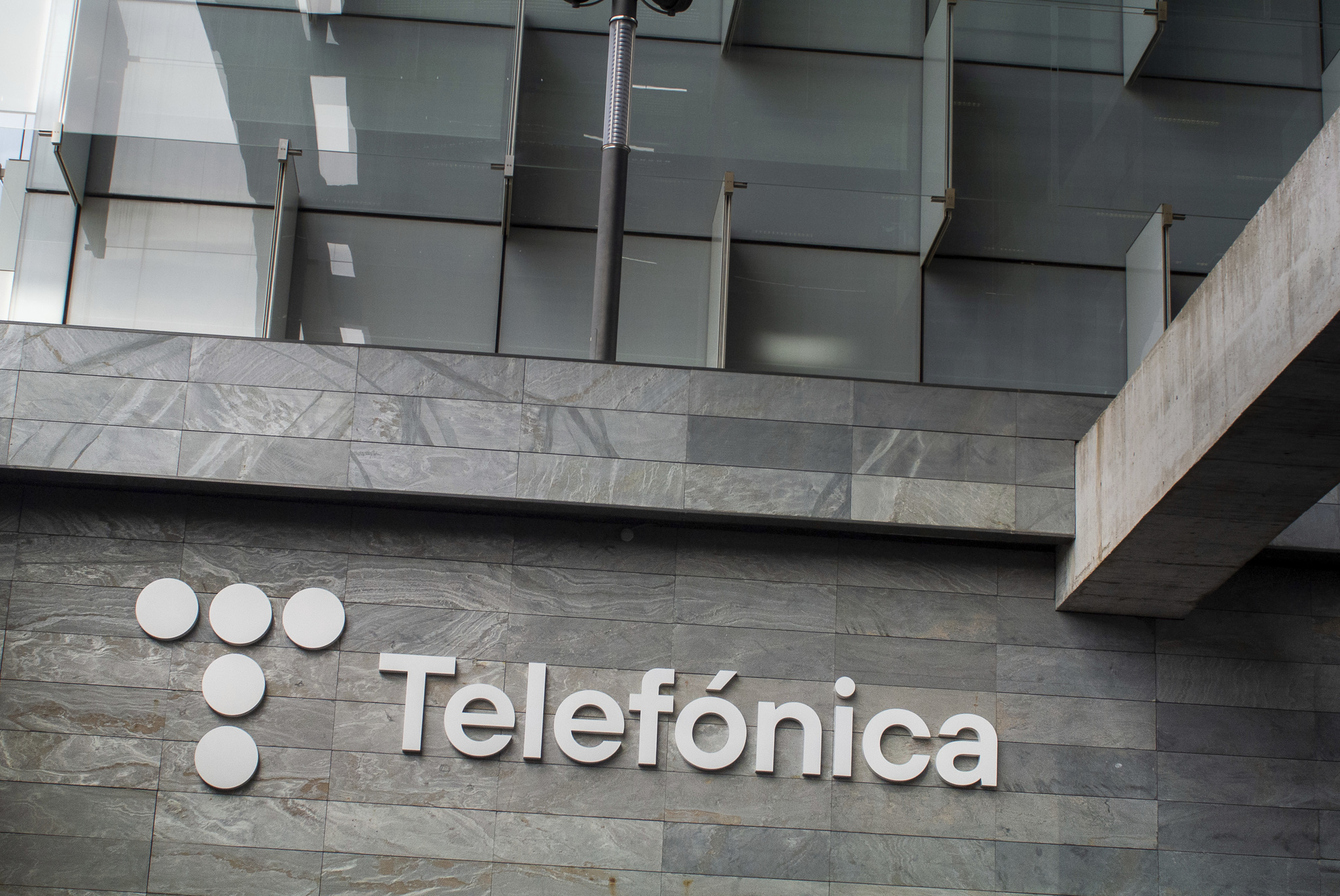 Telefónica roza su mayor subida del año en el Ibex