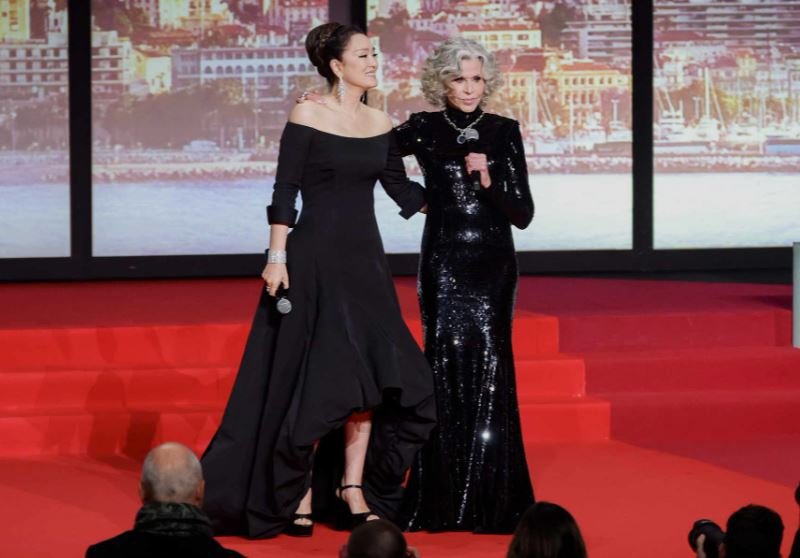 Jane Fonda returns to the red carpet for the first time after the death ...