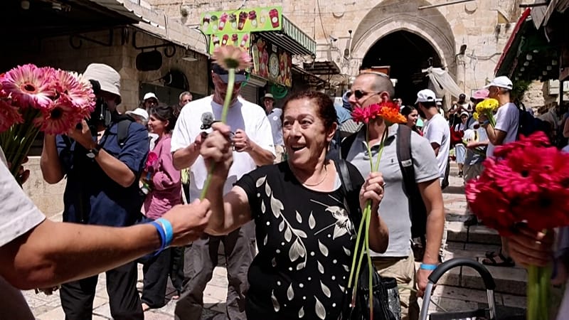 Peace activists rally to protect Palestinians during Jerusalem flag march