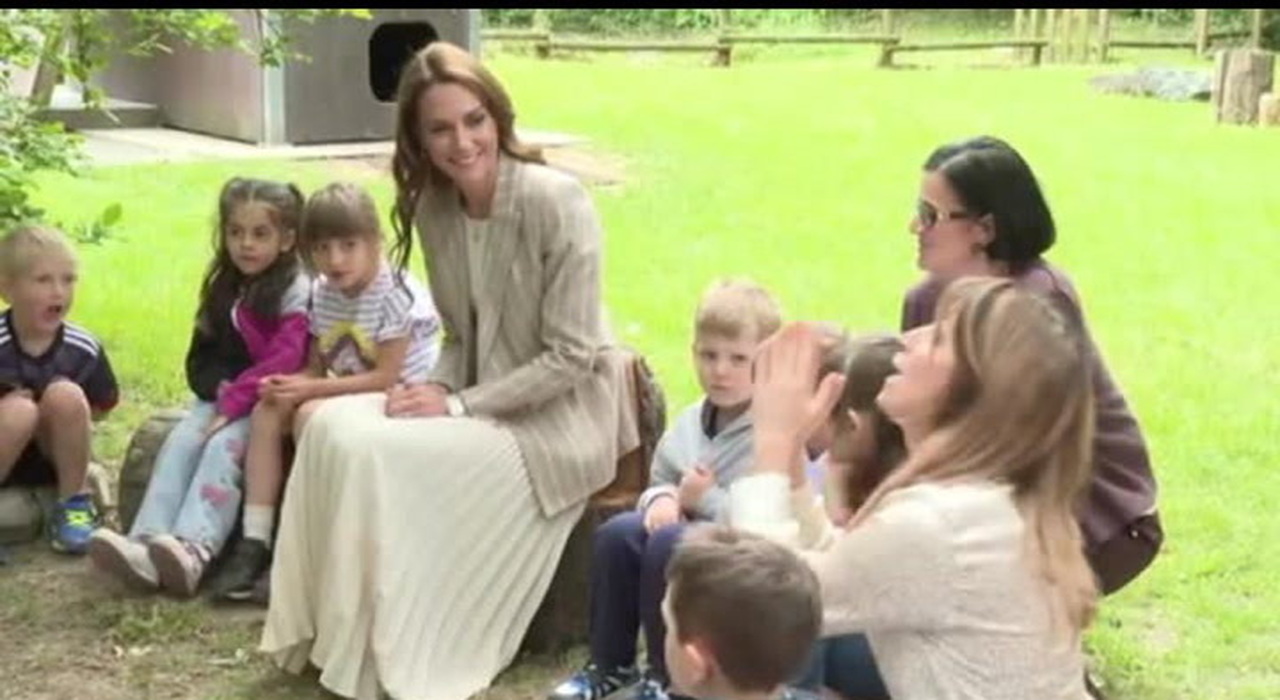 Kate tra i bambini a scuola: qui la natura è la terza insegnante