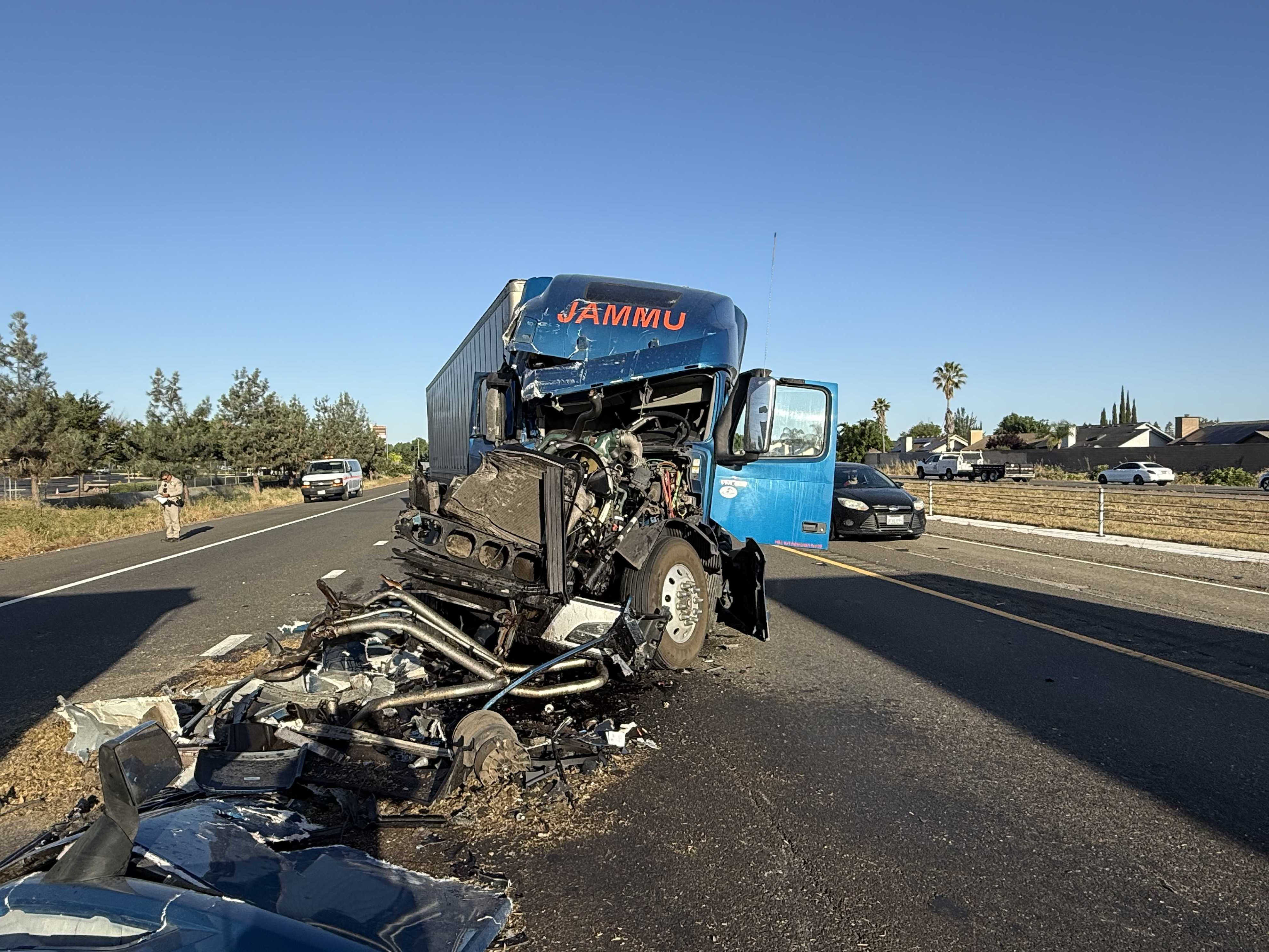 2 big rigs crash, block all lanes along Highway 120 in San Joaquin ...