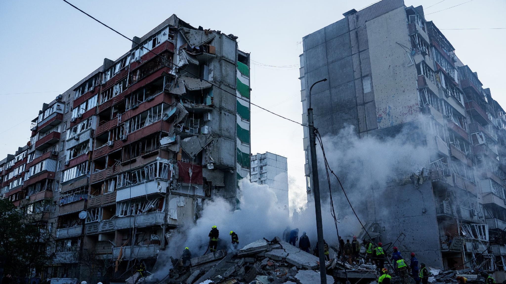 Missili e droni su Kiev, almeno otto morti tra le macerie di un ...