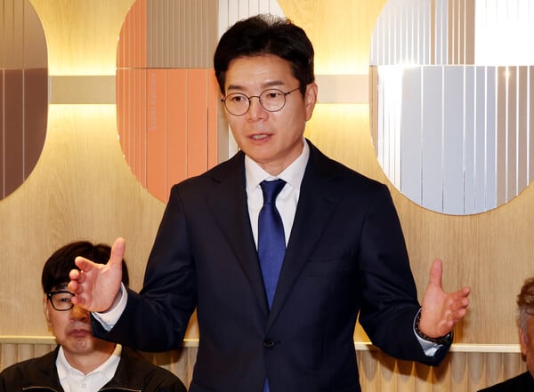 Chong defends against assault claims as Oh seeks centrist alliance