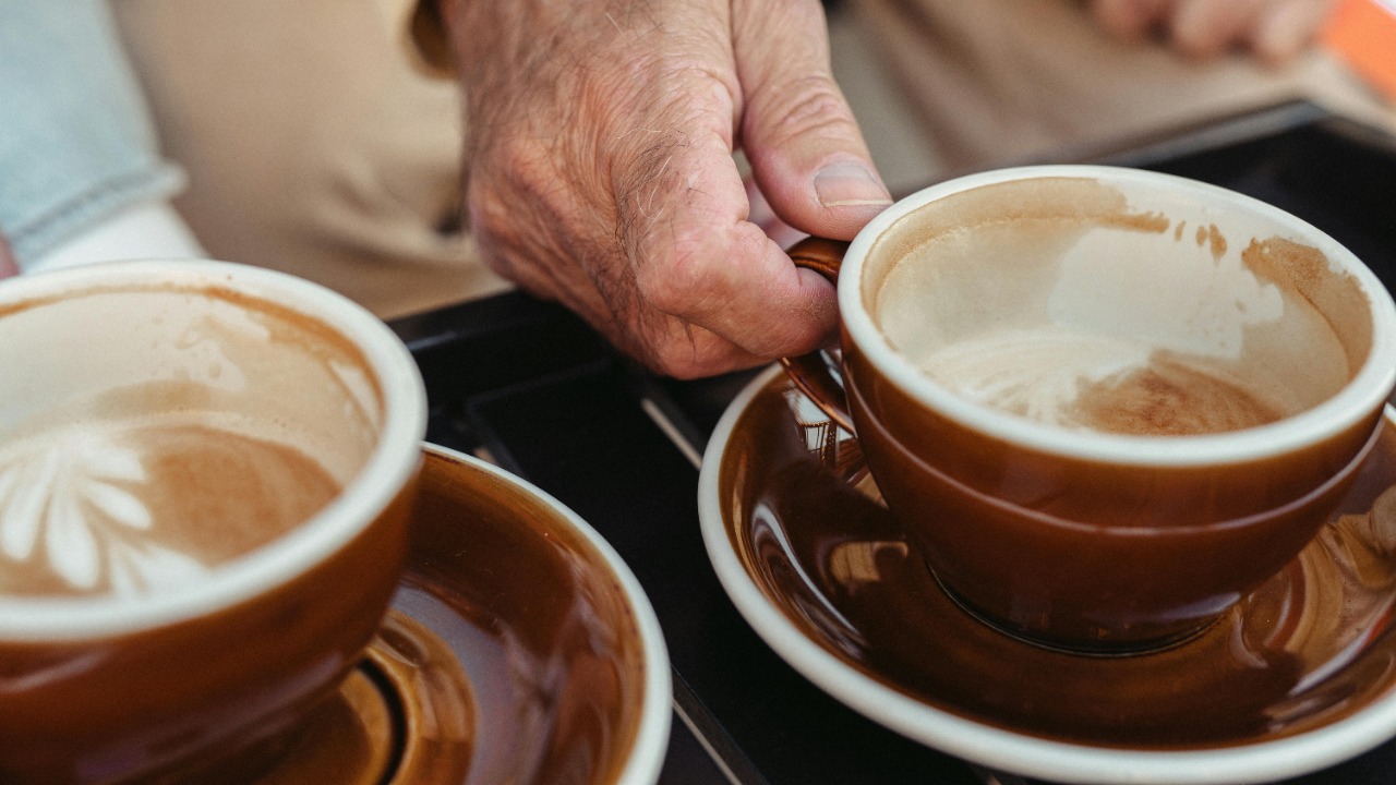 Drinking 2 to 3 cups of coffee a day cuts dementia risk 35% in a 43 ...