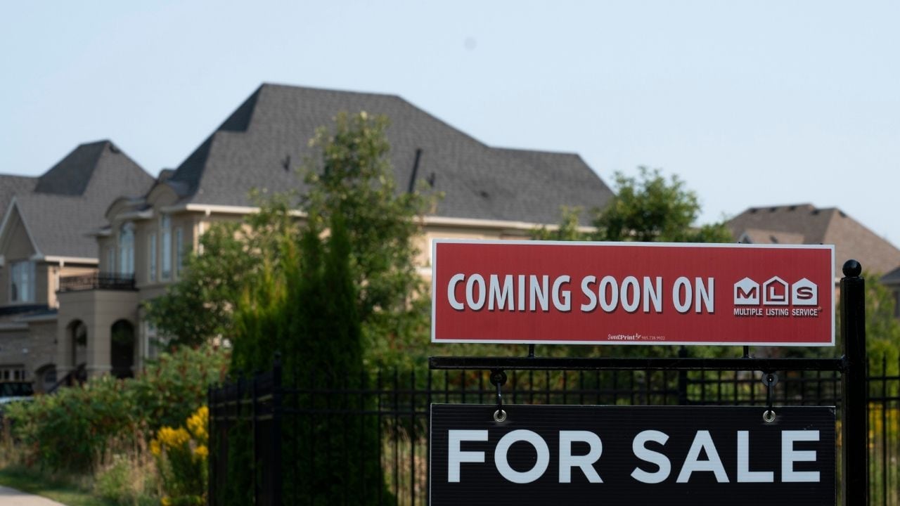Price of average Canadian home continues to fall, new data shows