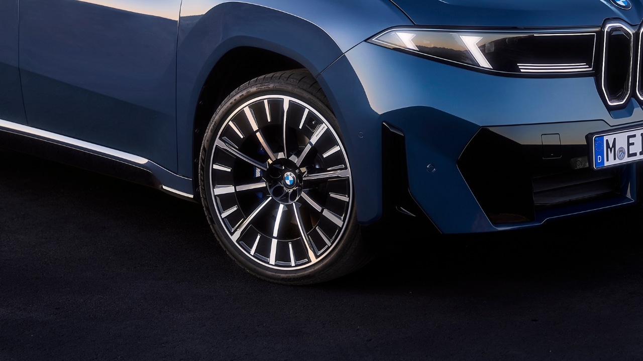 Pirelli P Zero: due pneumatici su misura per la nuova BMW iX3