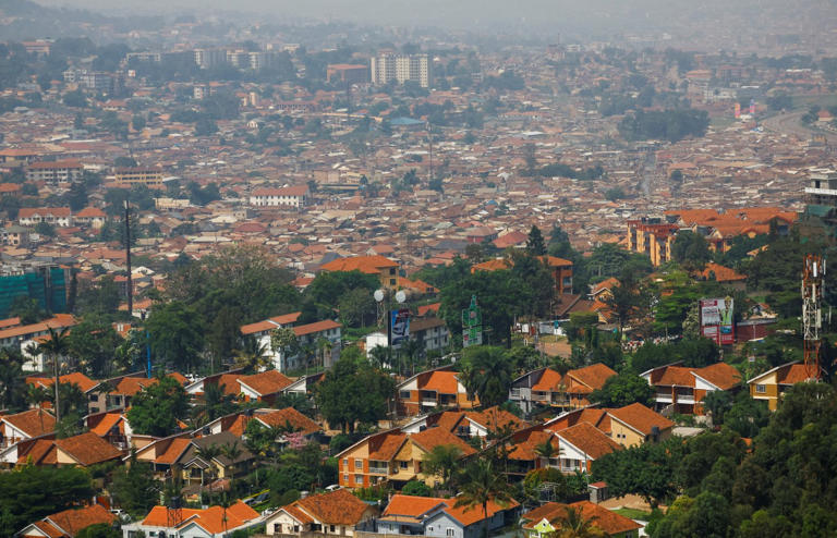 Uganda’s central bank holds key lending rate at 9.75%