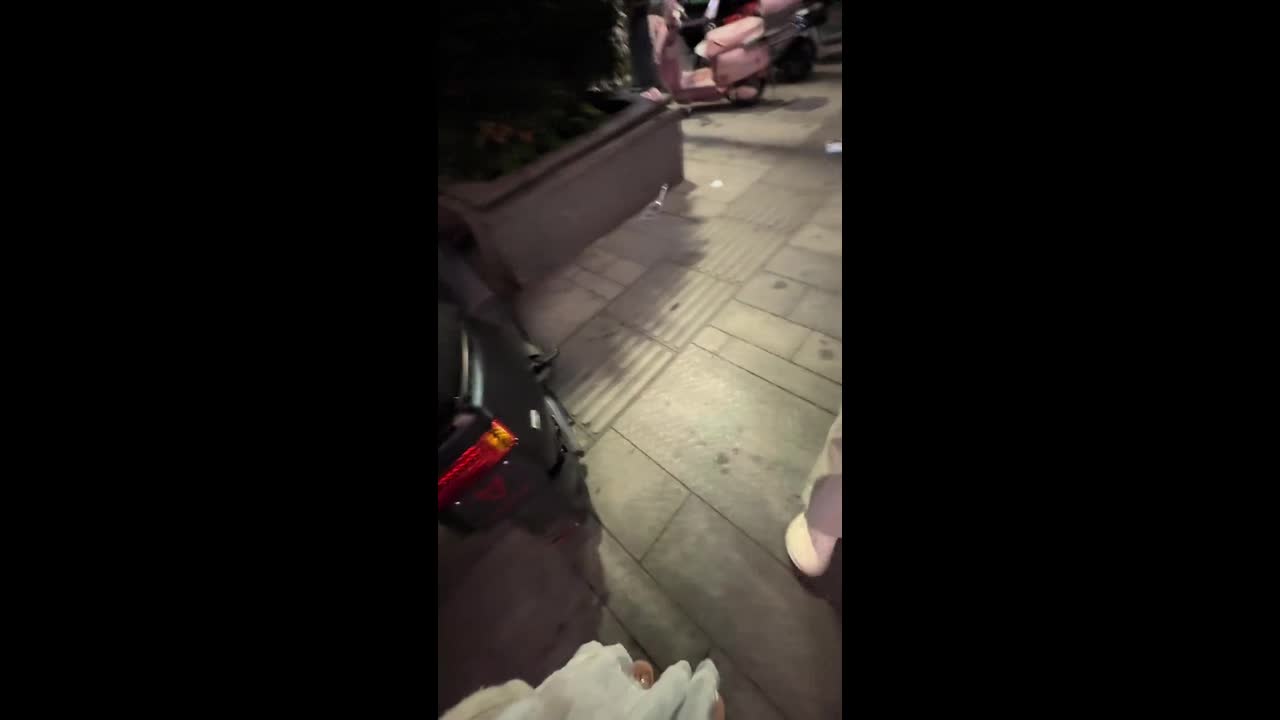 Boyfriend hilariously finishes entire ice cream in one bite in Hunan, China