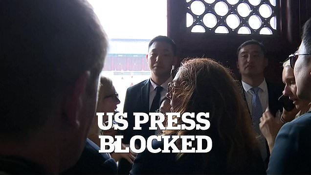US Secret Service and press are detained by Chinese agents