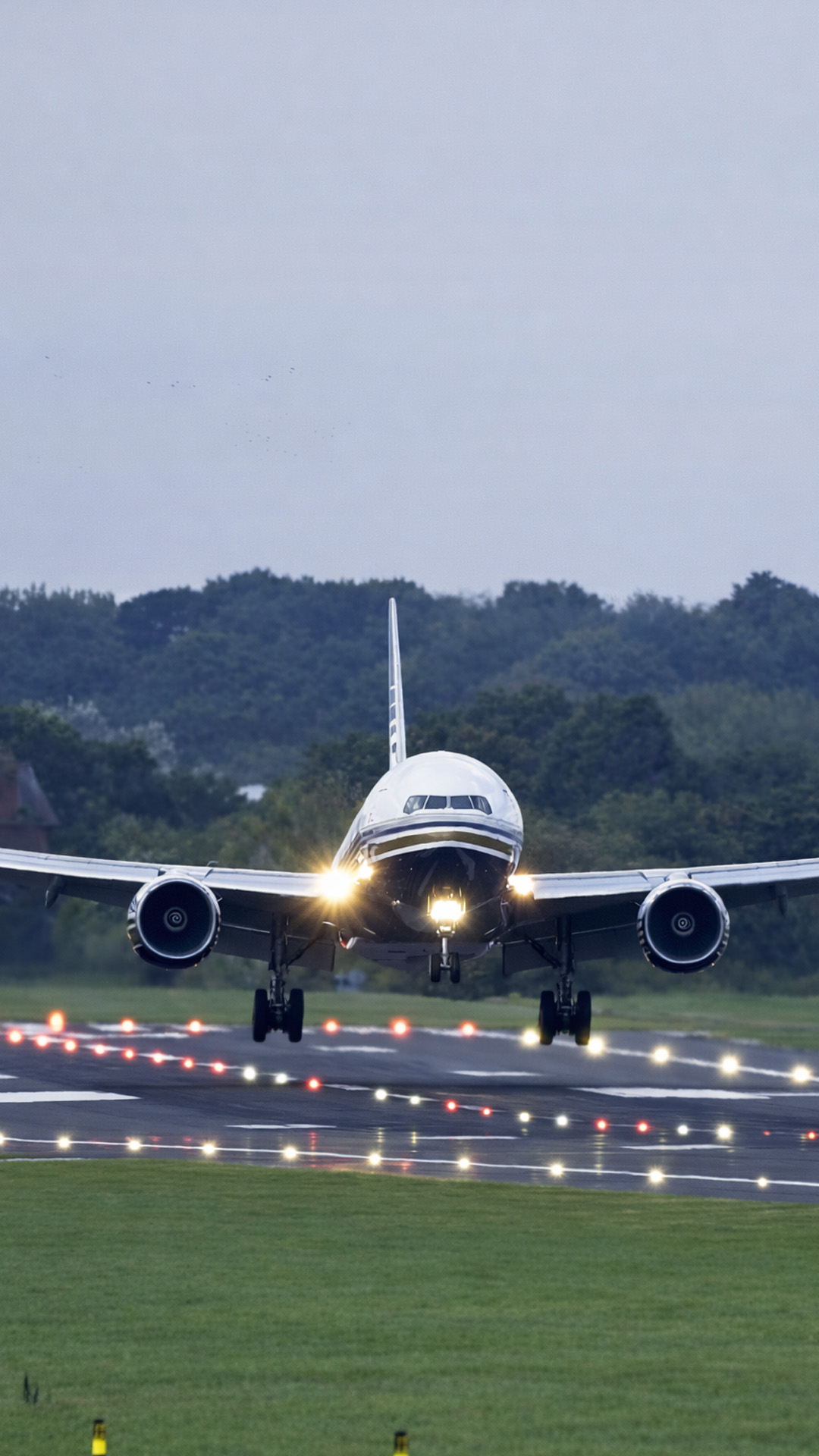 Privilege Boeing 777 makes powerful landing