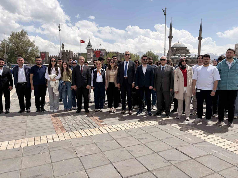 Püsküllü: "Eczacılar, ilacın güvenli, etkili ve bilinçli kullanımında ...