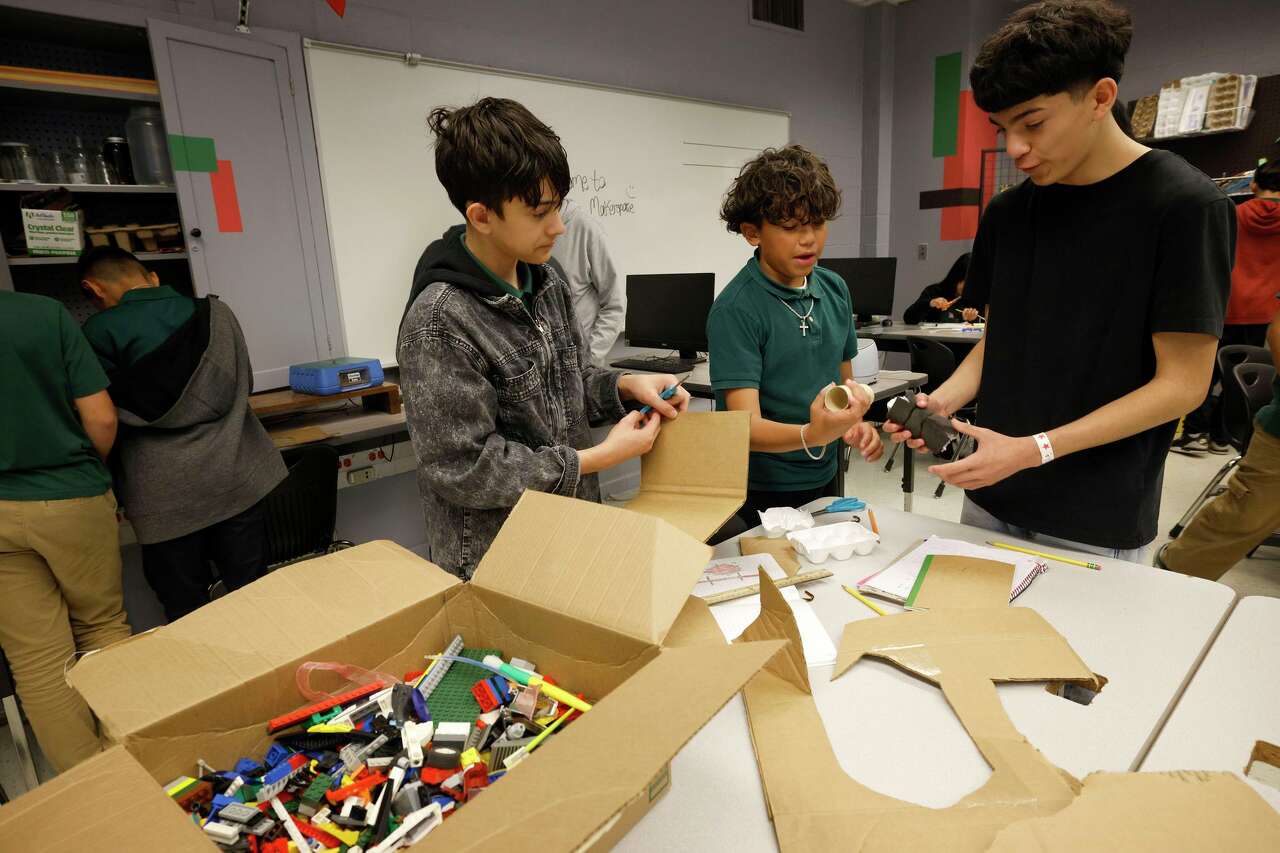 This Dallas ISD middle school banned cellphones years before the rest ...