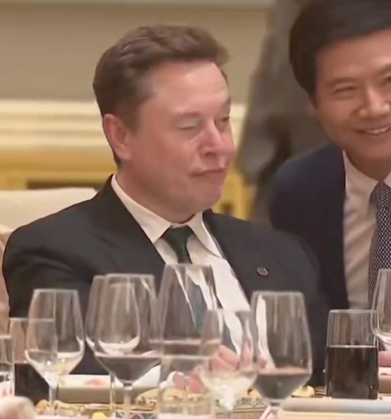 Musk makes weird faces in bizarre banquet photo-ops