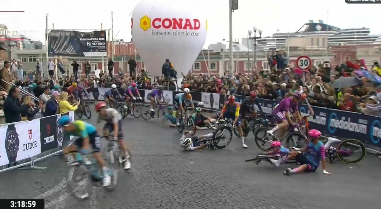 Napoli, il video della caduta dei ciclisti al Giro d'Italia a pochi ...