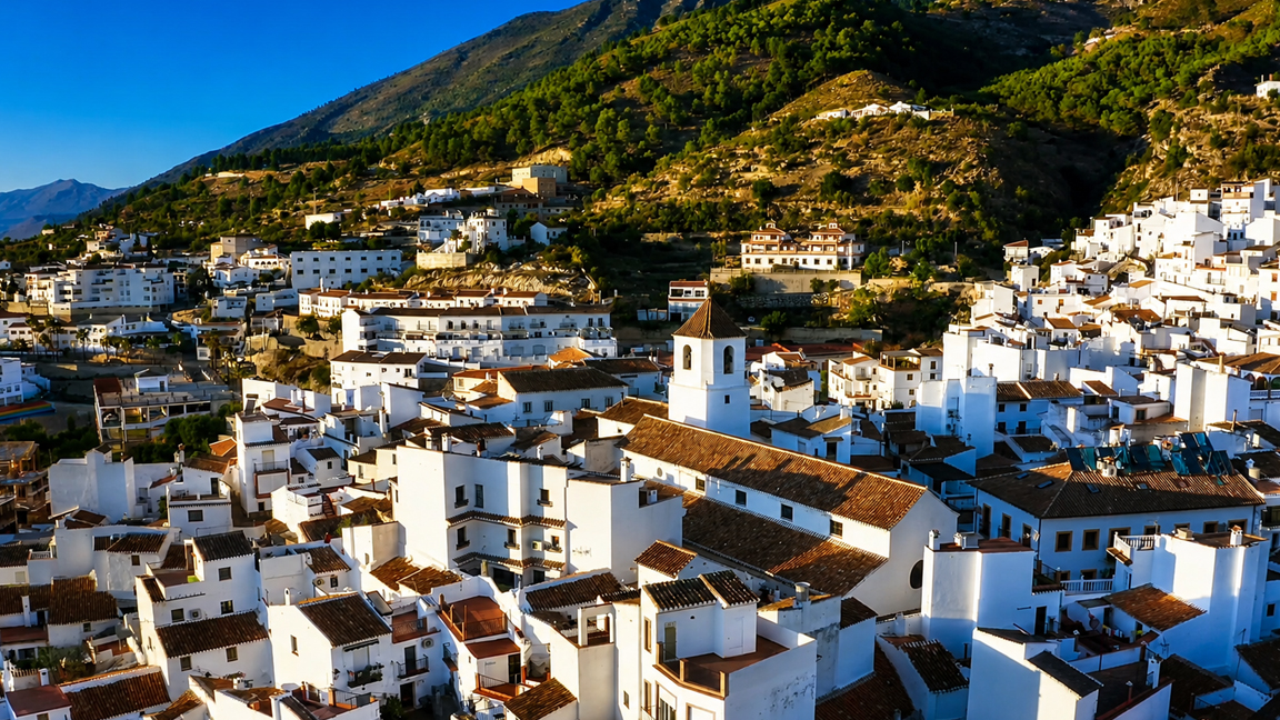 Pueblo blanco rodeado de colinas tranquilas