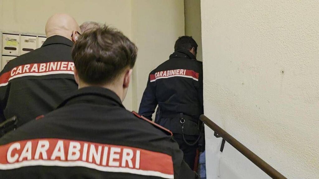 Ostia, accoltellato al torace dalla compagna durante lite: è grave