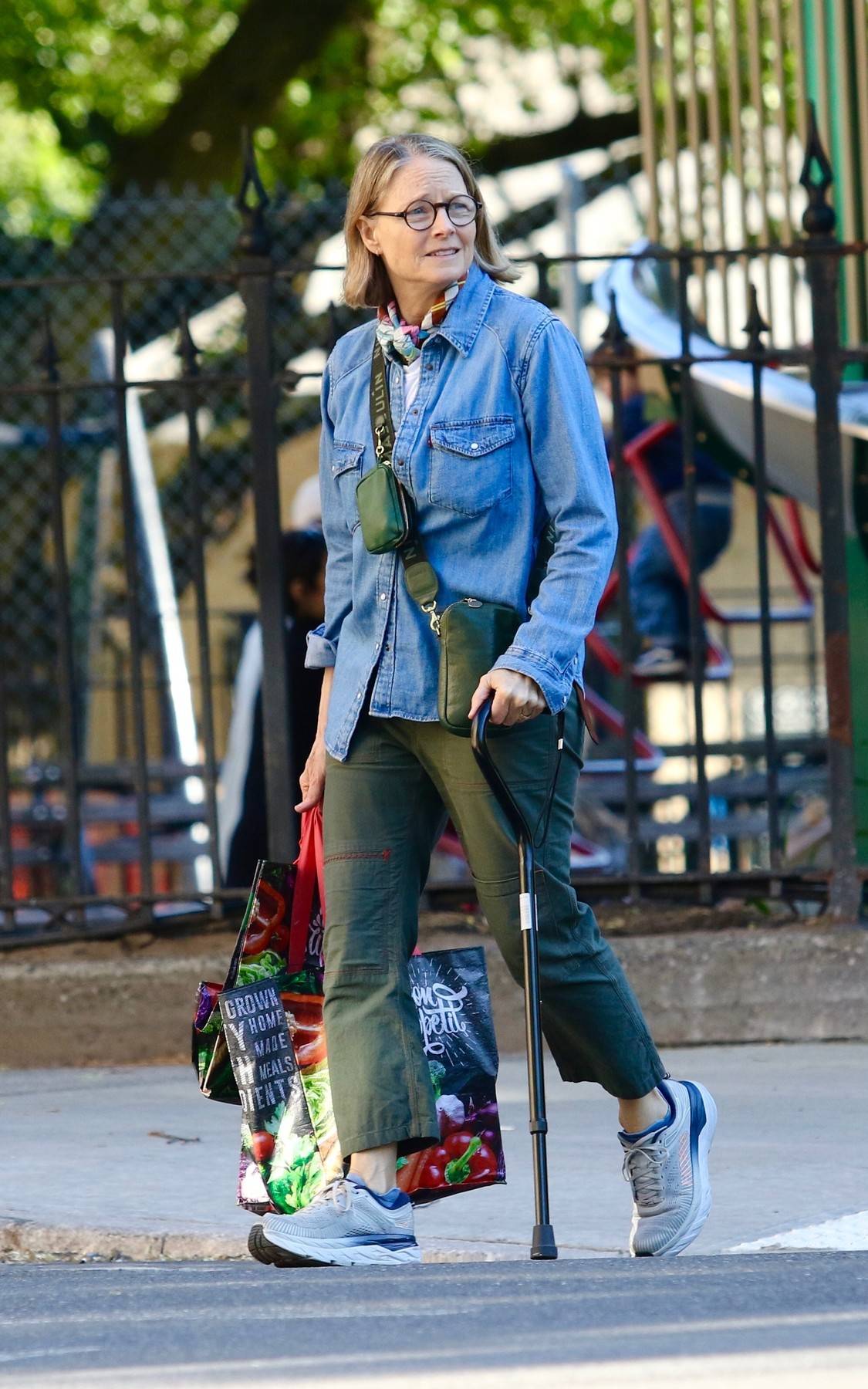 A 63 éves Jodie Foster bottal sétált az utcán feleségével: alig ...