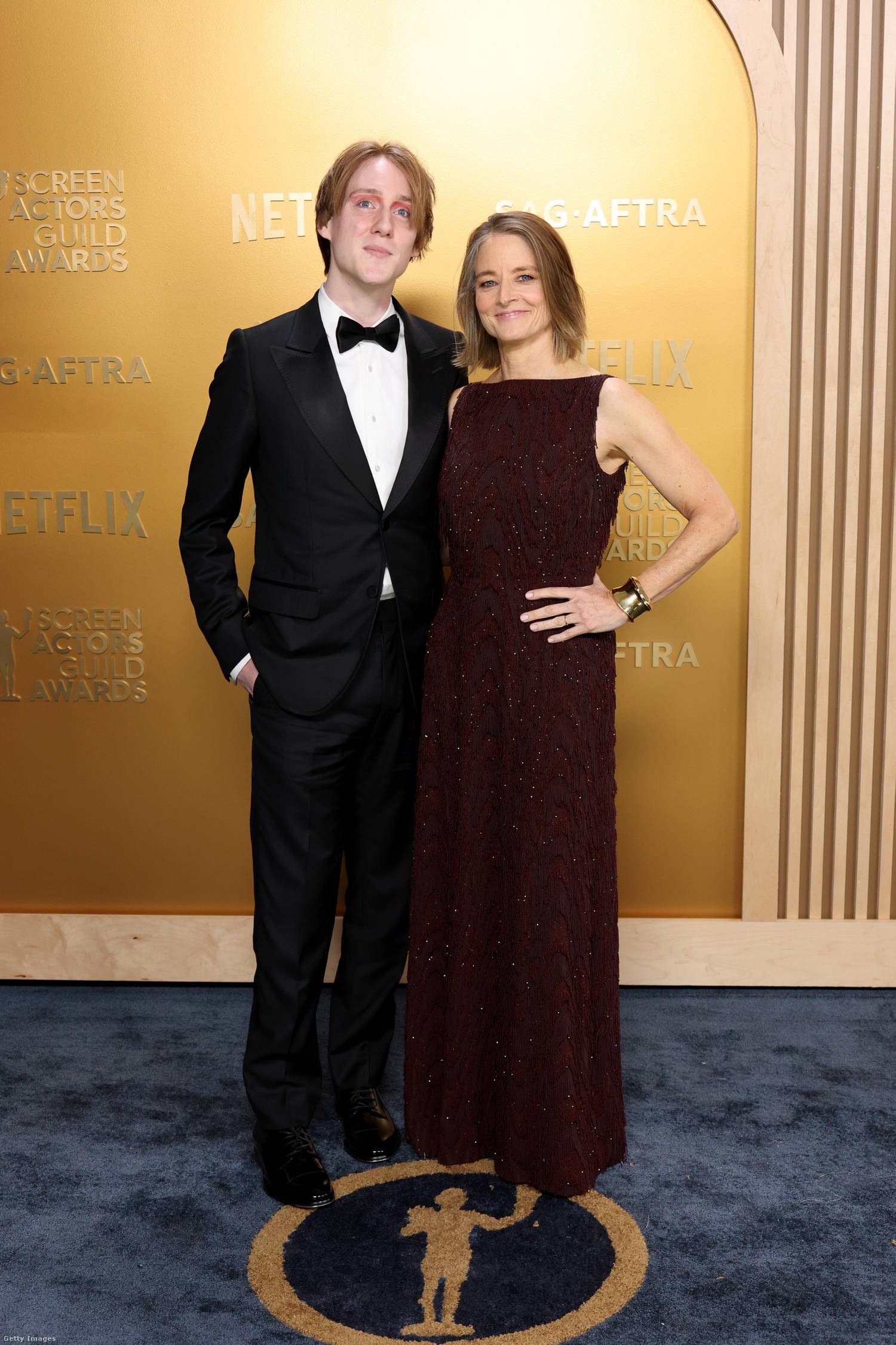 A 63 éves Jodie Foster bottal sétált az utcán feleségével: alig ...
