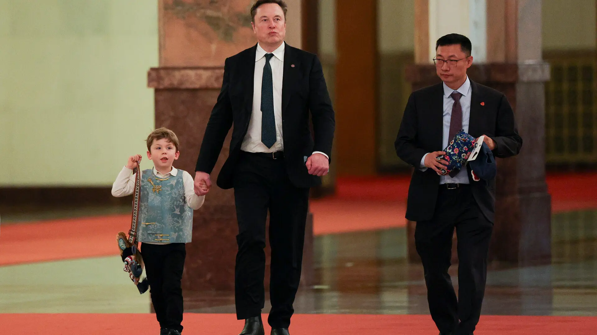 Elon Musk sorprende de nuevo al llevar a su hijo a la cumbre con el ...
