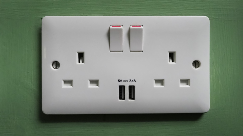 Do USB sockets use electricity when not in use?