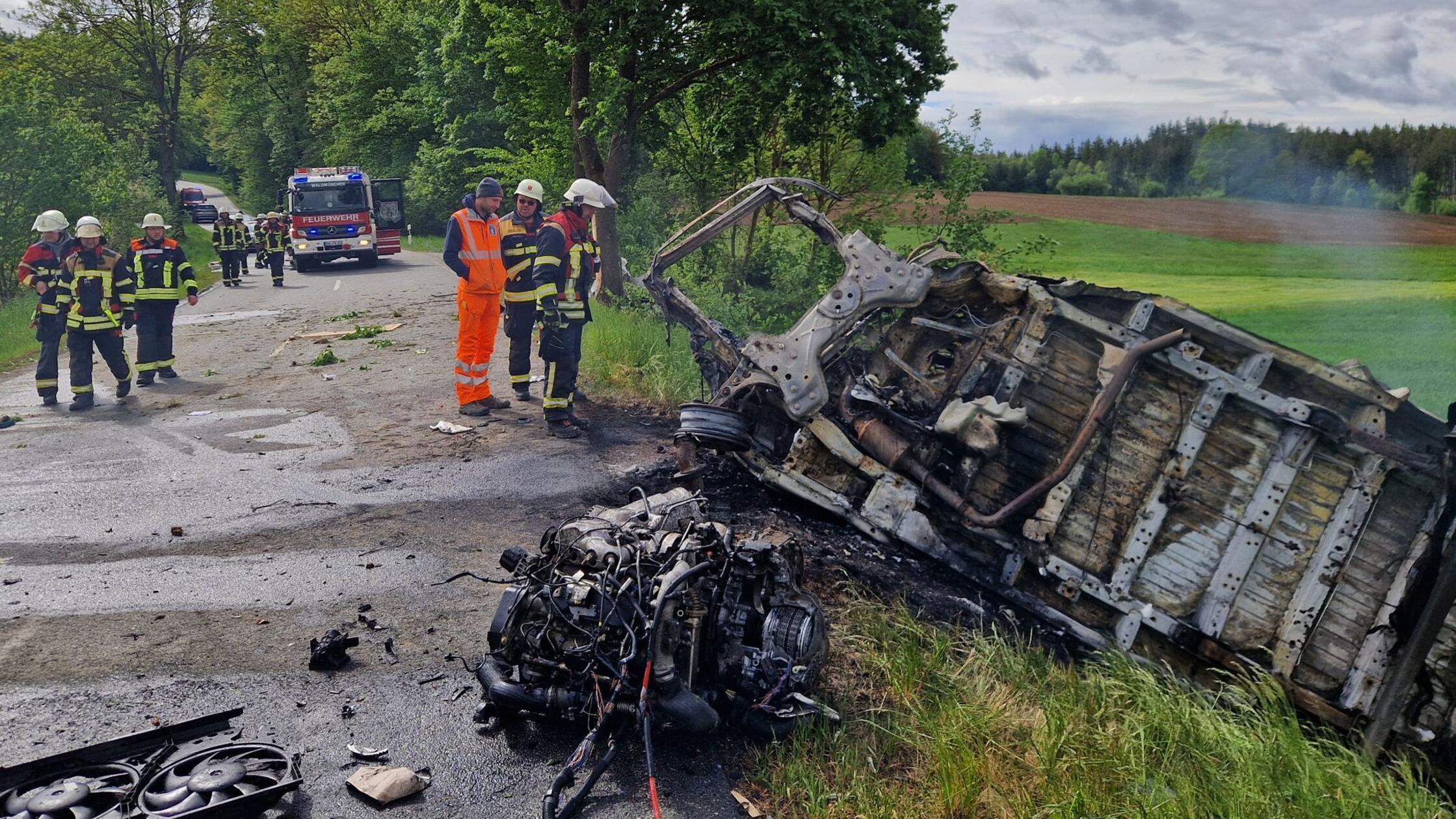 Anwohner hörten lauten Knall: Kleintransporter kracht auf Landstraße in ...