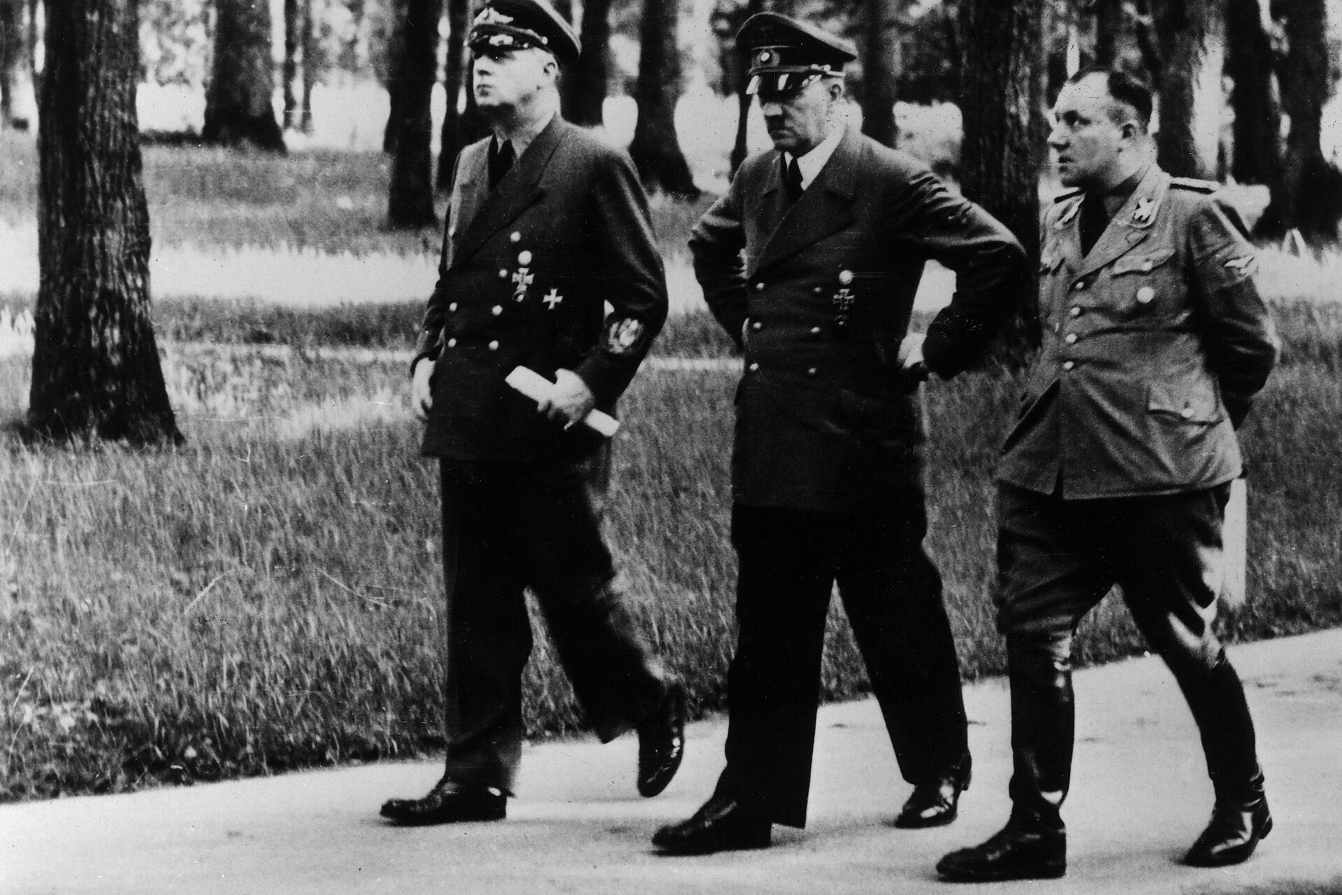 Martin Bormann, o braço direito de Hitler, cujo destino ficou ...