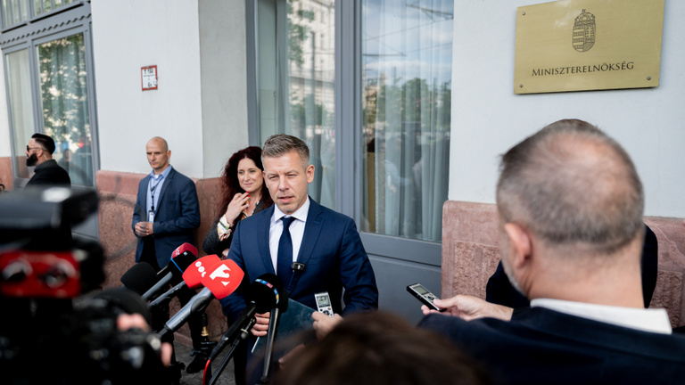 Magyar Péter megmutatta, hogyan szállt bele a volt miniszterekbe az ...
