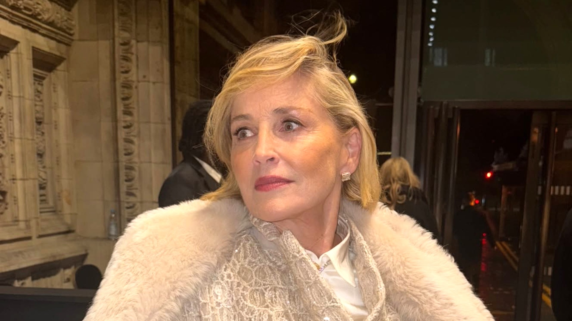 Som 68-åring skapte Sharon Stone furore i en «ultra-elegant» hvit dress