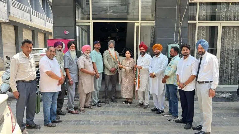 Faridkot MC prez joins AAP, Moga ex-mayor enters Cong