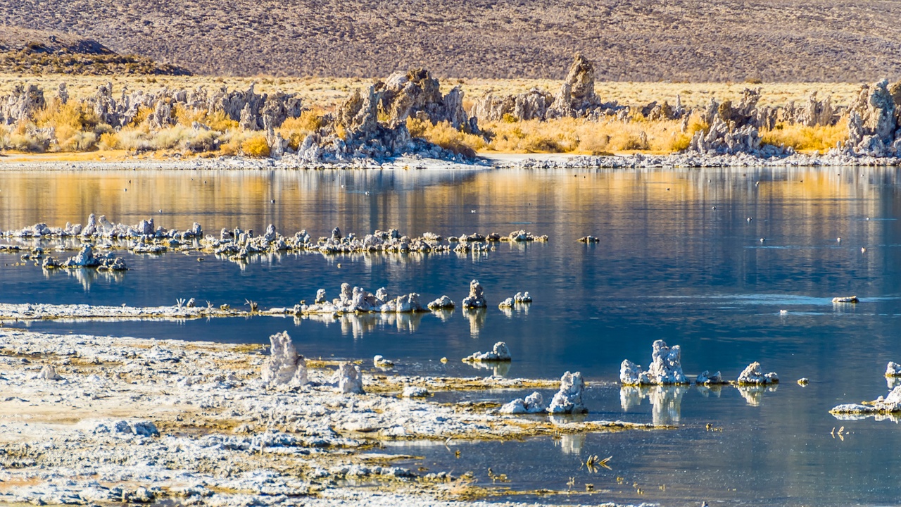 California has a lake so alien it looks like a sci-fi set and it’s ...