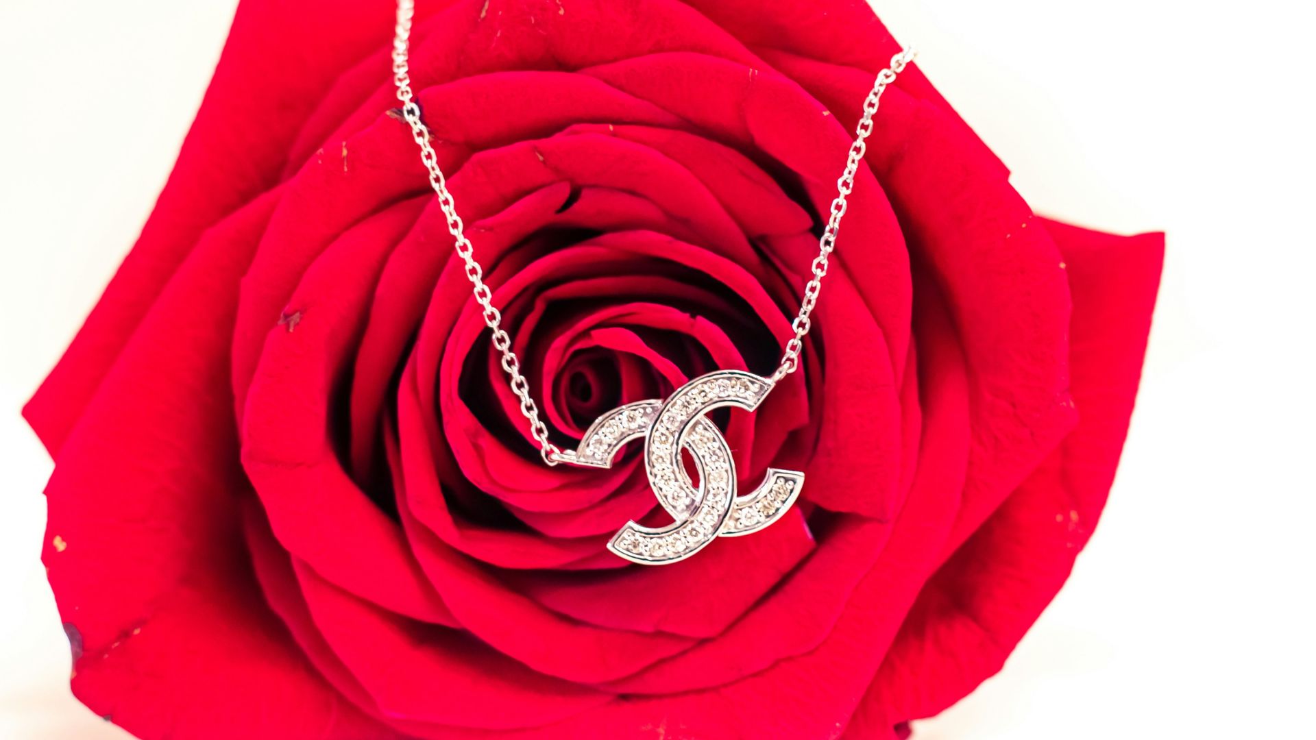 10 bijoux qui te donnent un air vulgaire et 10 autres intemporels qui ...