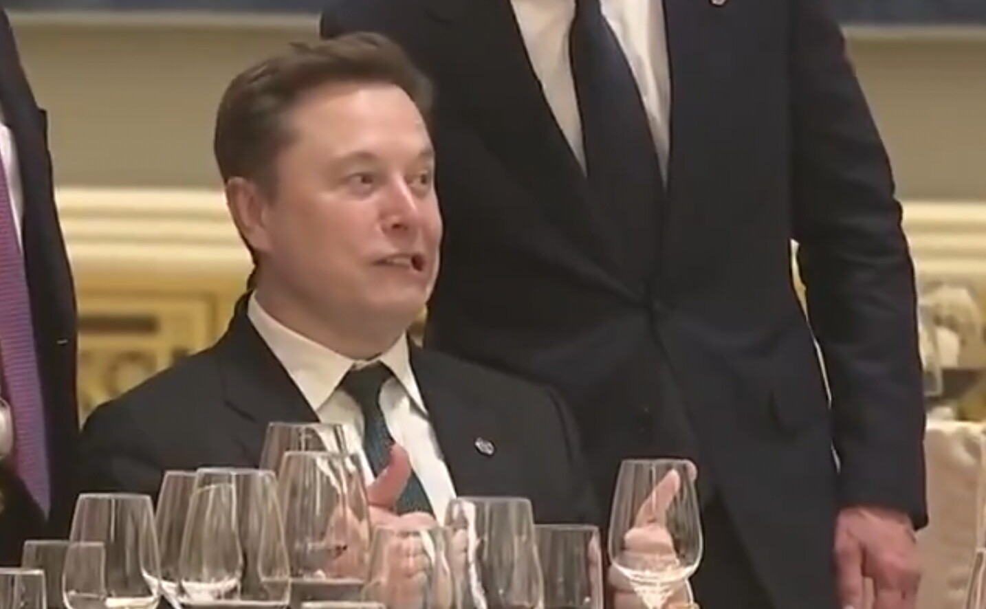 Musk posa con Cook per i fotografi e fa le smorfie