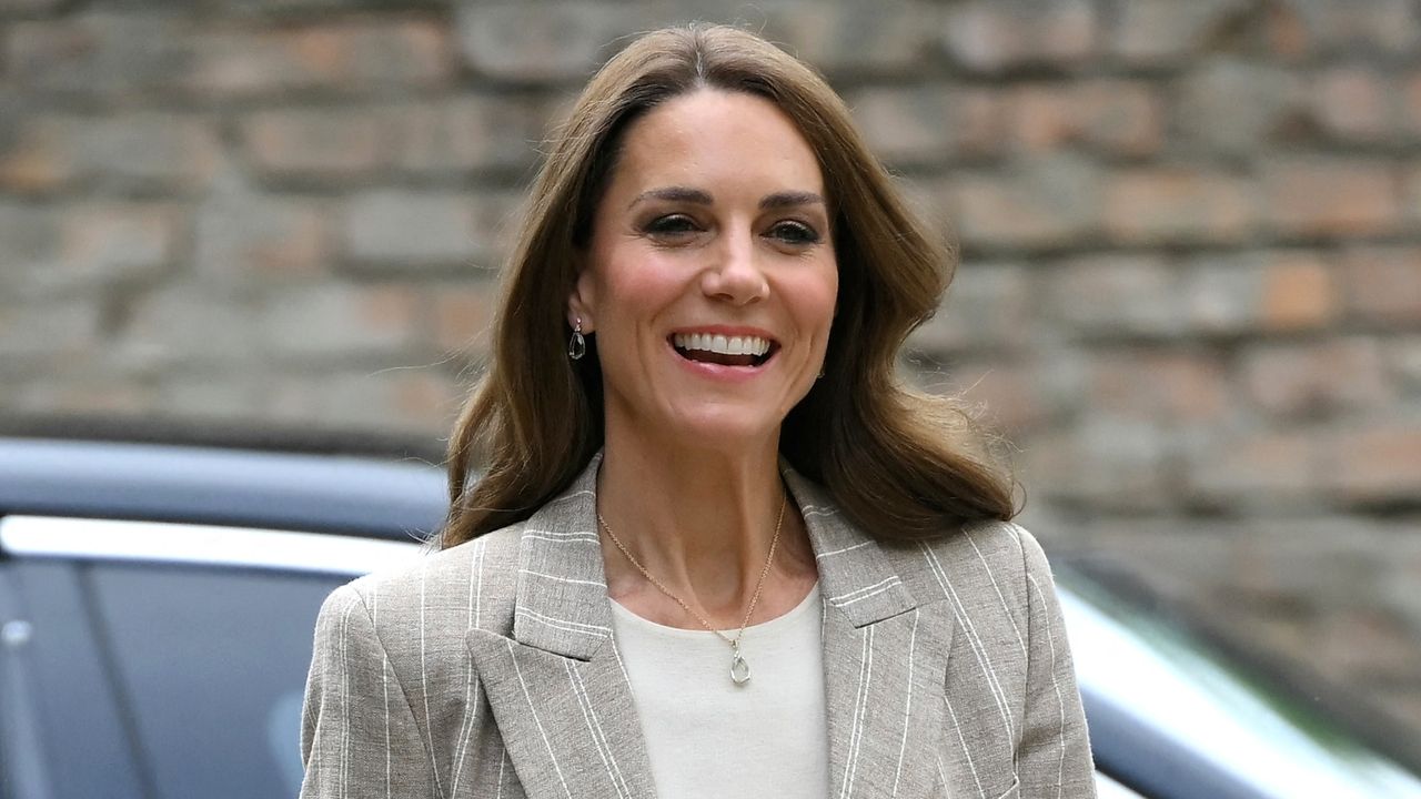 Kate Middleton strides into summer styling with comfy flats, pleated ...