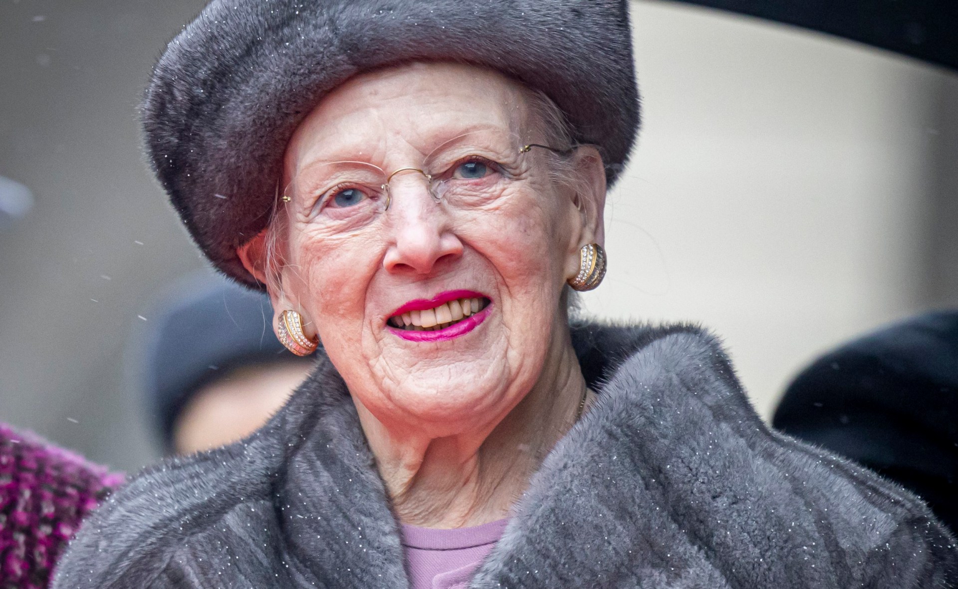 Queen rushed to hospital after suffering heart attack
