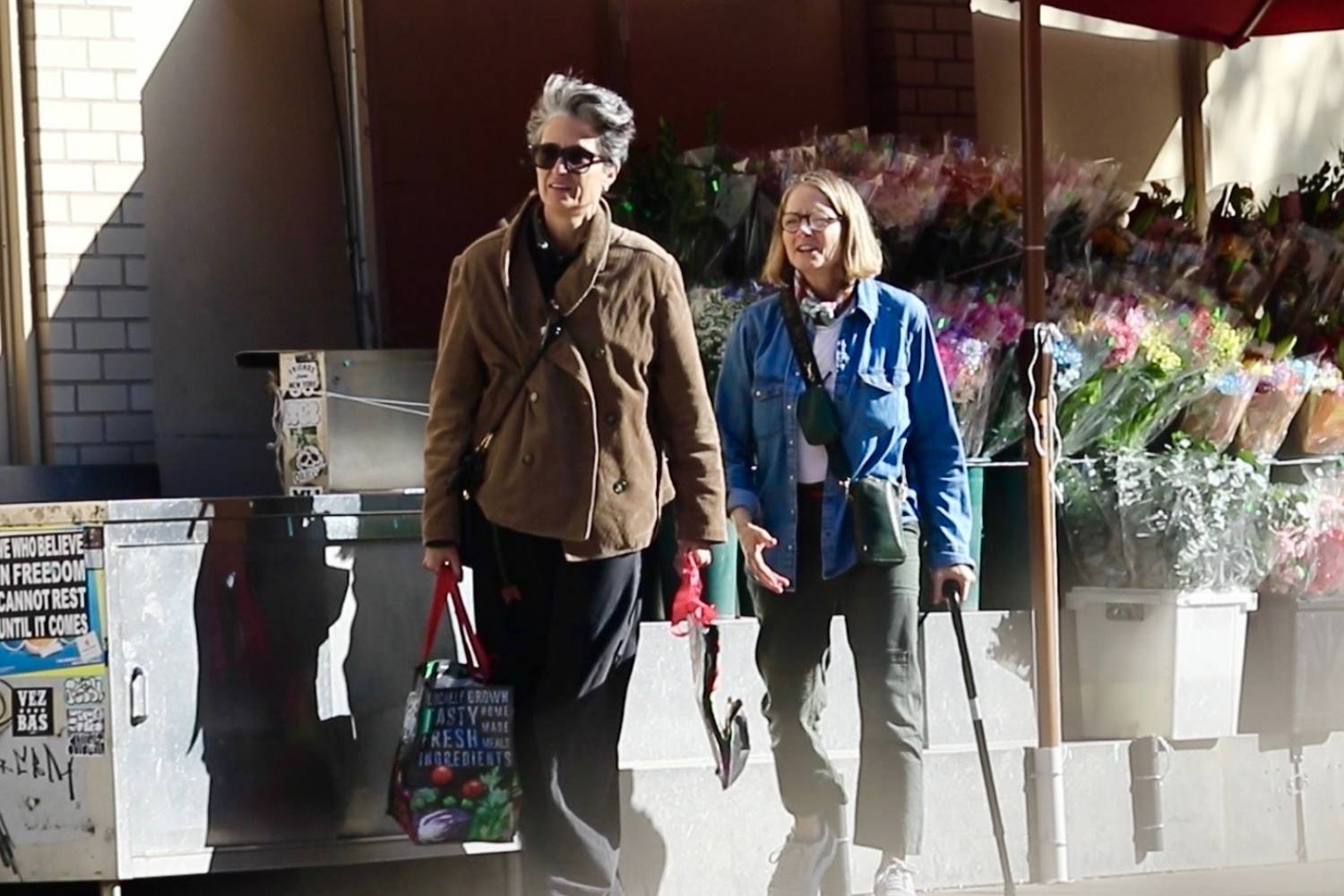 A 63 éves Jodie Foster bottal sétált az utcán feleségével: alig ...