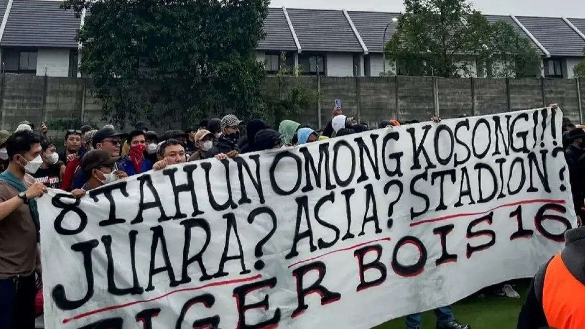Fans Persija datangi sesi latihan di Sawangan, Jakmania bentangkan ...
