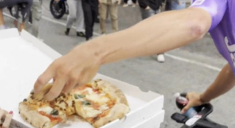 Giro d'Italia 2026 a Napoli, pizza ai ciclisti dopo la gara: il video ...
