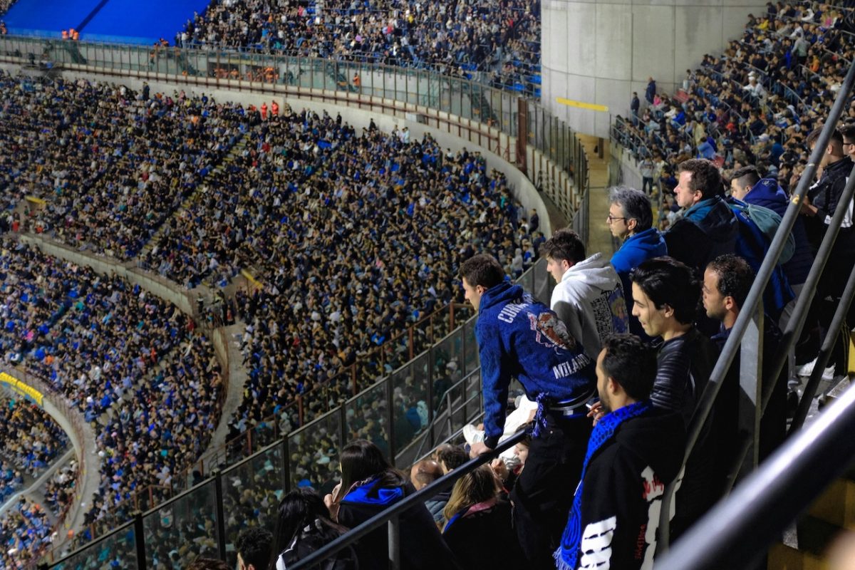 La turistificazione degli stadi di calcio tra prezzi folli e tifo snaturato