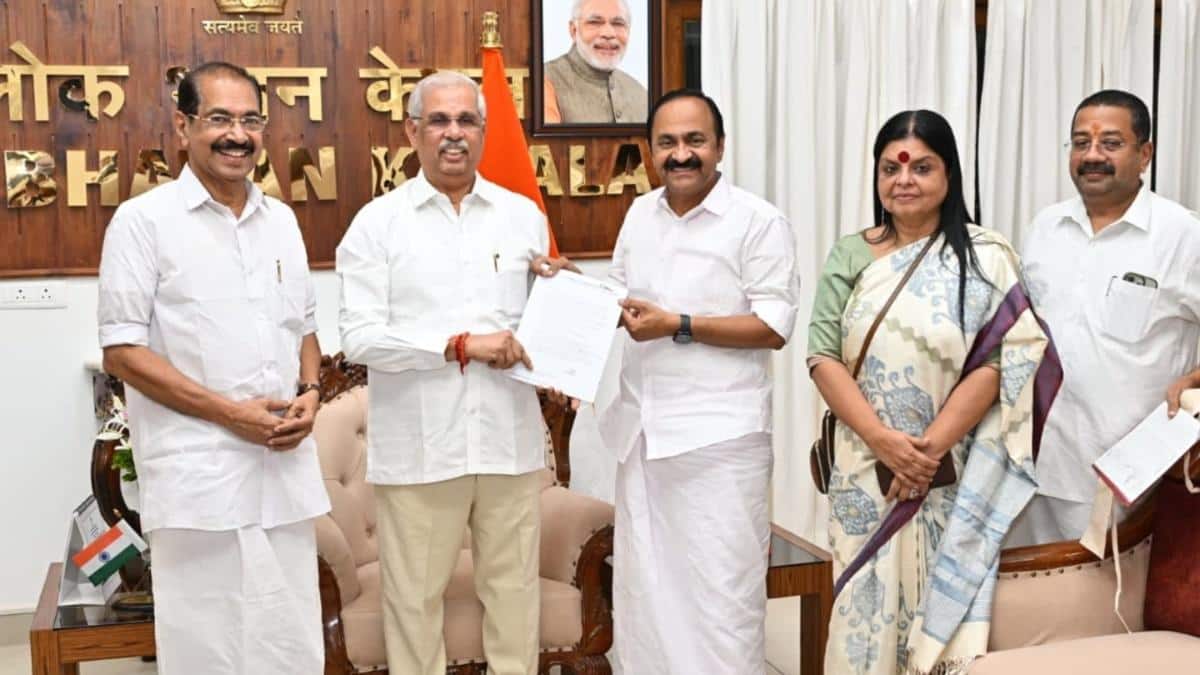 VD Satheesan meets Kerala governor, stakes claim to form govt; oath ...