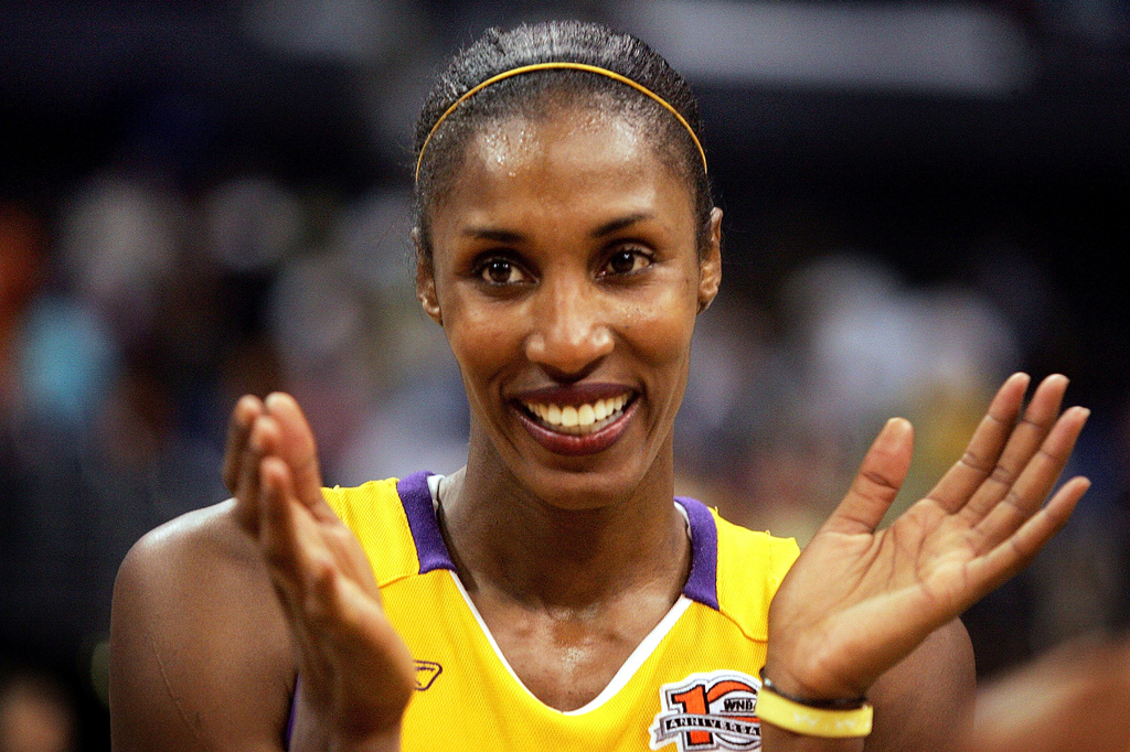 Los Angeles Sparks to honor Lisa Leslie with a statue outside Crypto ...