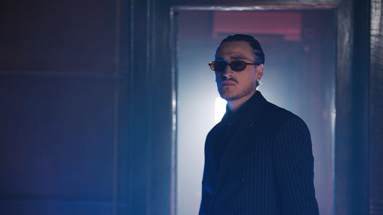 Chi è Alis, il cantante albanese in gara all’Eurovision Song Contest