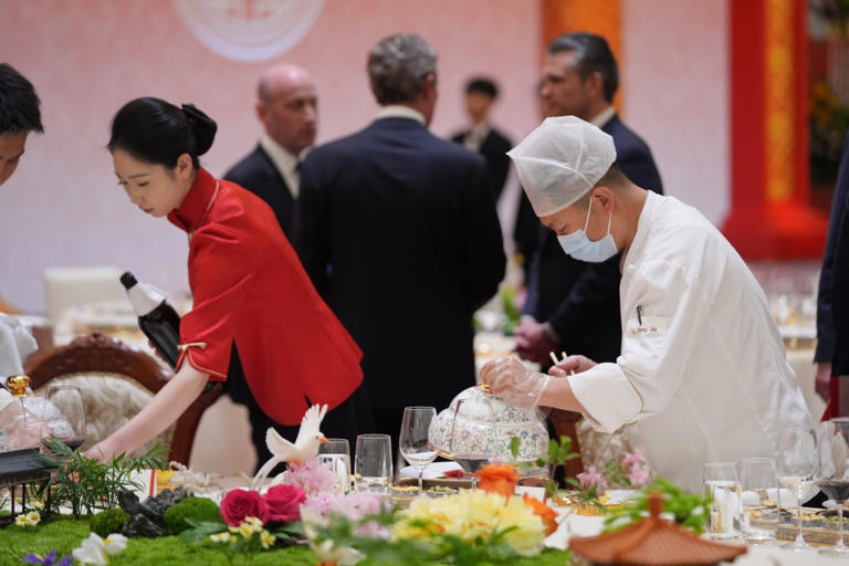 Trump enjoys lavish state dinner of beef ribs, roast duck, and ice ...