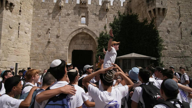 Ultranationalist Jews rally in Jerusalem, chanting controversial ...