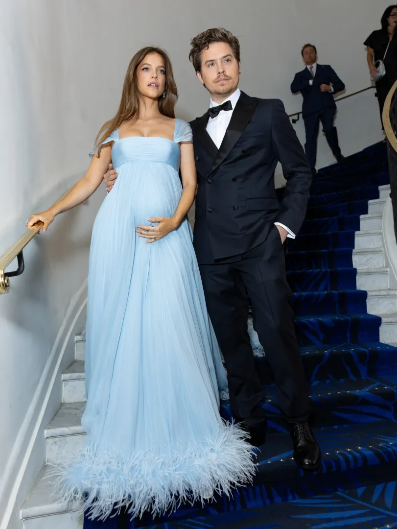 Dylan Sprouse e Barbara Palvin vão ser pais pela primeira vez. As imagens