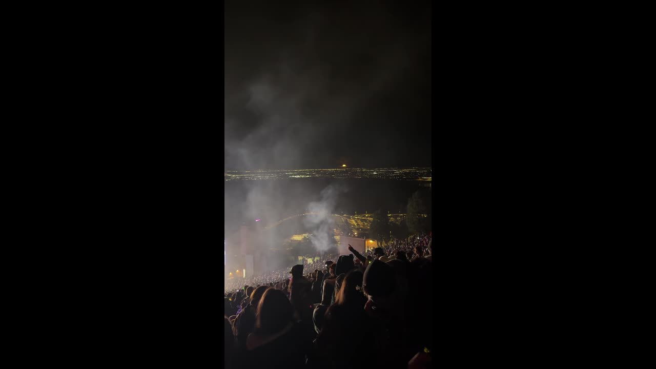 iPhone captures stunning moonrise over Red Rocks Amphitheatre with ...