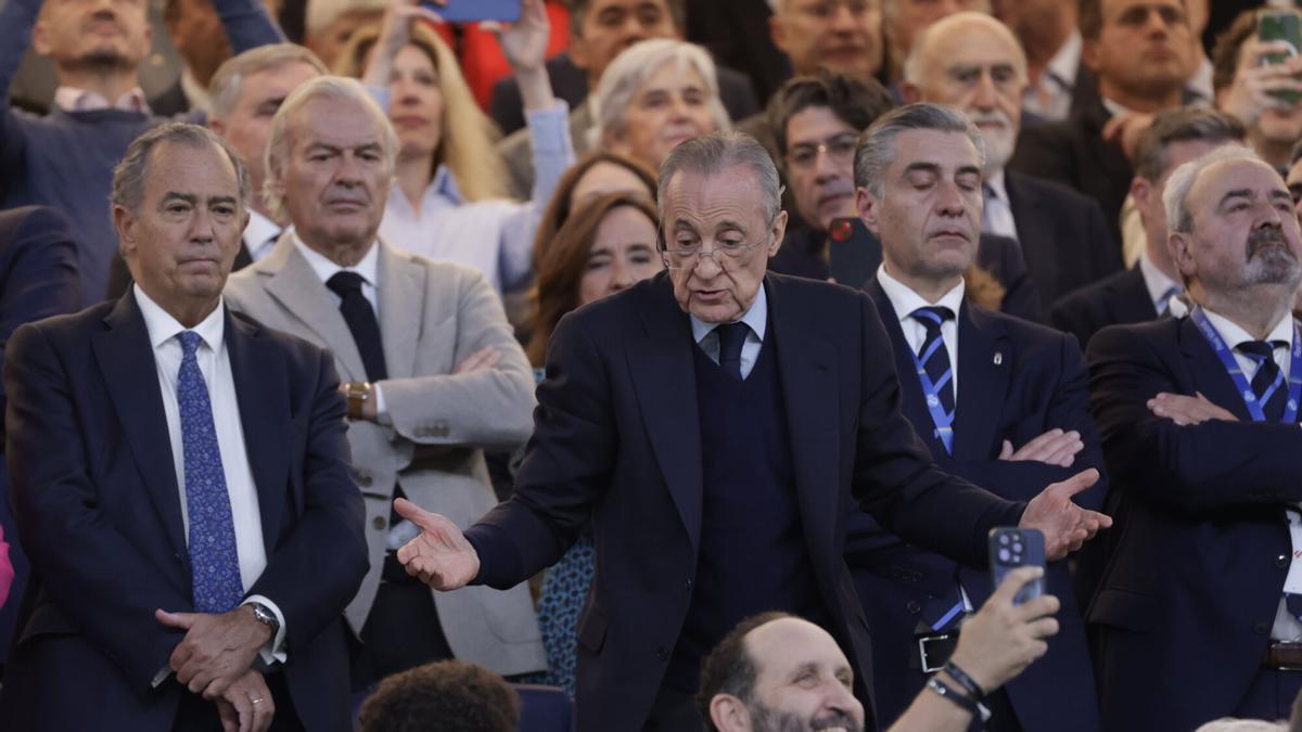 Tensión en el Bernabéu: Florentino discutiendo en la grada y Mbappé y ...