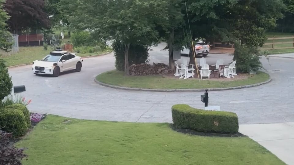 Empty Waymos invade Atlanta neighborhood, circle cul-de-sac for hours ...