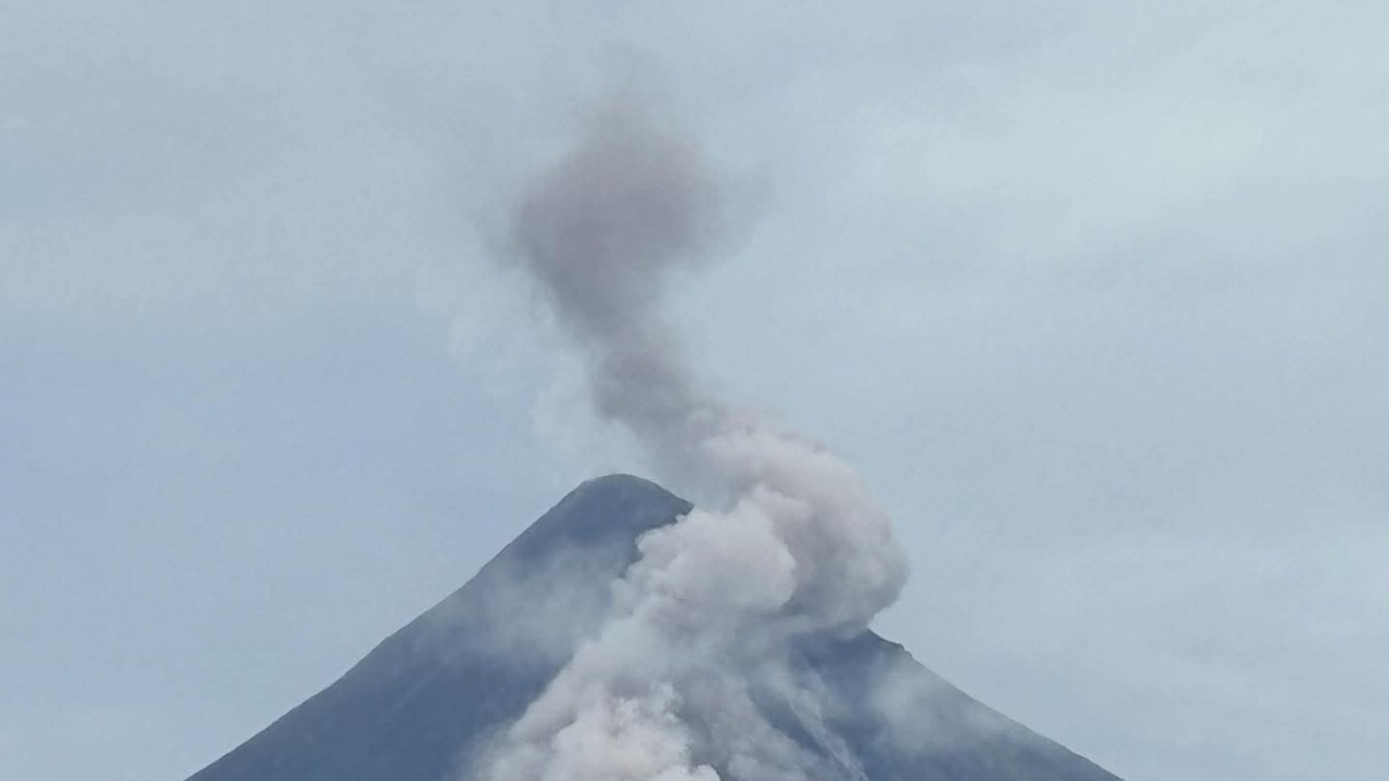 Mayon volcano continues erupting with lava flowing down multiple slopes ...