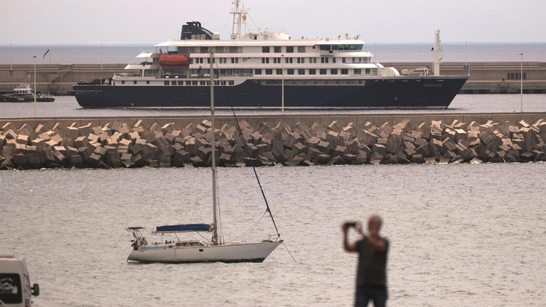 Oncologist who cared for hantavirus patients on ship leaves medical ...