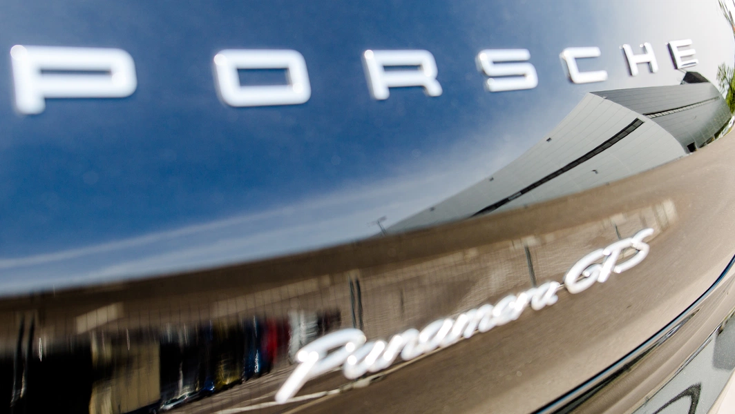 Porsche patent explores hybrid air-liquid cooling system